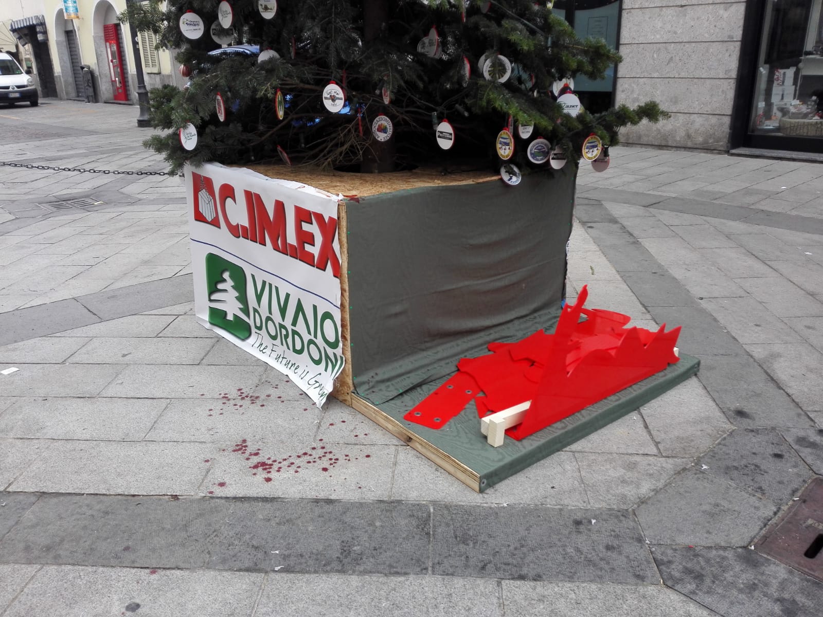 Presepe distrutto e macchie di sangue sul selciato a Pandino - Prima ...