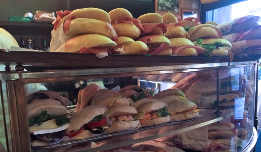 Mangia panino al bar poi esce senza pagare, rintracciato e denunciato ...