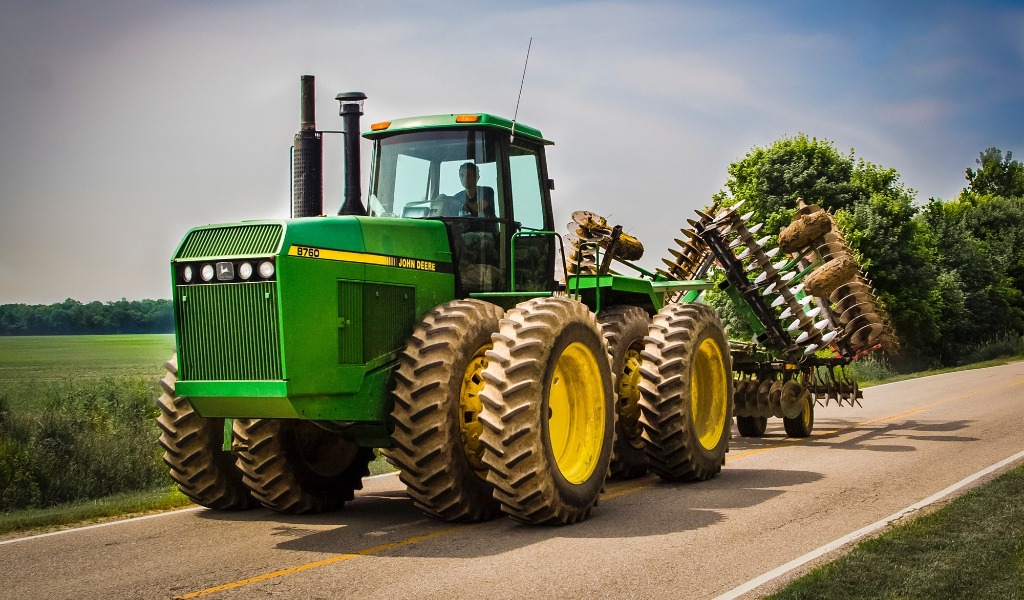 Guida un trattore ma ha la patente sospesa, in tasca anche eroina e ...