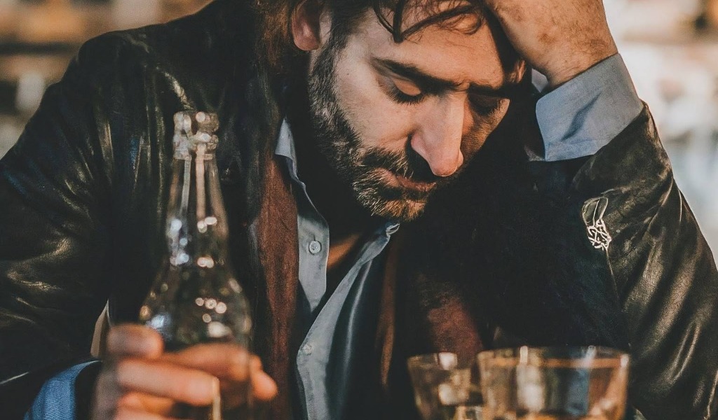 Ubriaco crea scompiglio all'interno di un bar, poi si scopre che non ...